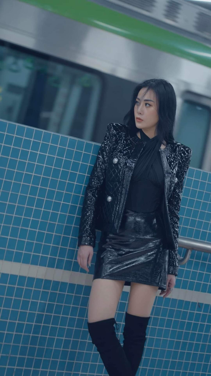 Học theo dàn sao nữ 'vũ trụ VTV' cách mix áo ôm